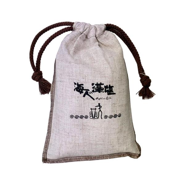 【商品説明】瀬戸内の海水と海藻・ホンダワラから作られたまろやかな塩味が特徴の藻塩です。どんなお料理にも使用することができ、海人の藻塩が素材の味を引き立てます。古代の人々が貴重な食材を入れていたとされる布袋をイメージしました。普段のお料理には...