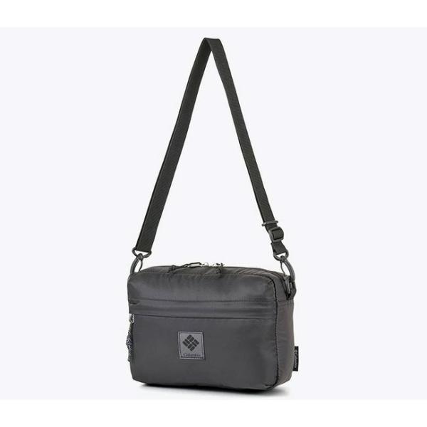 ■グレートスモーキーガーデンシリーズ【商品特徴】・コロンビア独自のはっ水（撥水）機能「オムニシールド」・旅行やちょっとしたお出かけなど、シーンレスで使えるショルダーバッグ・上品な光沢感と適度なハリ感のあるリサイクルナイロン素材・型崩れしにく...