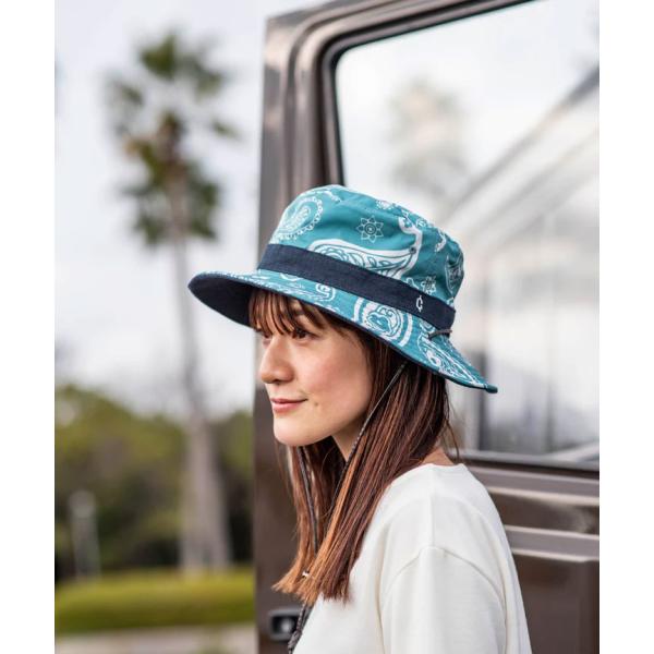 コンセプトは、『大人のバケーション×アウトドア』?大人の遊び心をくすぐる落ち着いた色合いと、大き目のペイズリー柄はコーディネートのアクセントに?女性だけでなく、男性でも被りやすいデザインはアウトドアフィールドだけでなく、旅行でも使いやすいデ...