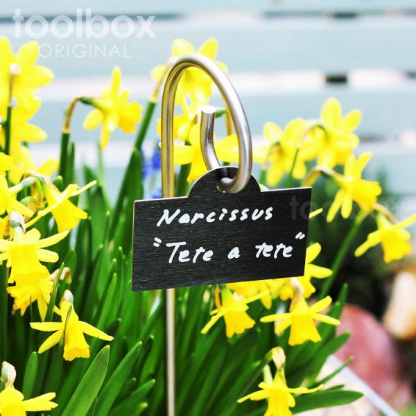 ※この商品ページの商品サイズは「L」です。※ラベルをぶら下げているハンガーは別売りです。 庭道具屋toolboxのオリジナルのプランツラベルです。 ガーデンで長くお使い頂けるように、丈夫なステンレスを用いて作りました。 さり気なくお洒落な雰...