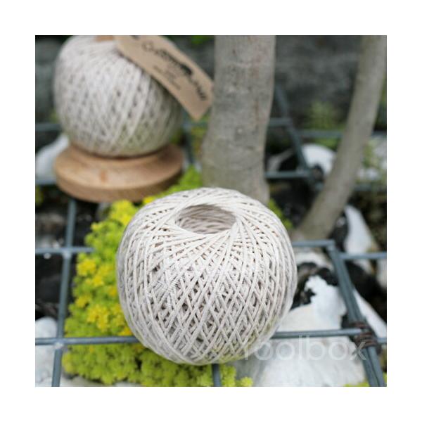 ストリングタイディ用のレフィルのコットンボールです。■素材：コットン■大きさ：　直径　約80mm　高さ　約67mm■長さ：約110ｍ■重さ：約90ｇ＊手作りの為若干の誤差があるかと思いますが、予めご了承くださいませ。＊パソコン画面上と実物で...