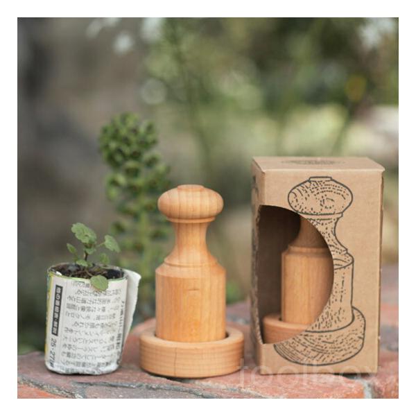 ■英国製■木製■全体サイズ(パーツ２つで）　縦／約120mm×ベース部直径／約67mm◆出来あがるポットの大きさは　高さ約5センチ、直径約4.5センチ程です。＊パソコン画面上と実物では、　多少色合いが異なって見える場合がございますので　予め...