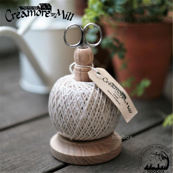 コットンの紐(String)はキッチンやラッピング等のインテリアで活躍します。■スタンド素材：オーク材■大きさ：　ベース直径　約８センチ　　高さ　15.5センチ（ハサミをセットした状態です）■コットン・ボール１個と　ステンレスのハサミがセッ...