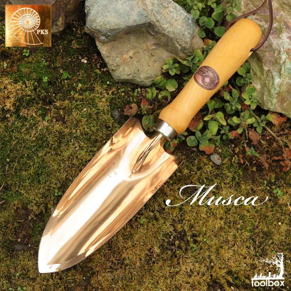 様々な「銅の特性」が期待できる、美しく機能性に優れたツールです。Musucaの特徴はしっかり付けた両サイドのカーブにあります。「土をすくう」ことにより長けているので、培養土等をすくって移動させる事はもちろんの事砂質土の細かな土をすくう際にも...