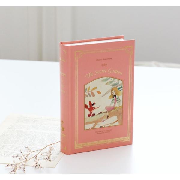 持ち歩きやすいサイズと分厚いボリューム感の一文日記！あなたの365日の記録を収めてみてみましょう♪■Point1.片手におさまる小さなサイズ　一般的なダイアリーより小さめのミニサイズ。2. クラシックな厚みの背表紙　368ページの（1年分）...