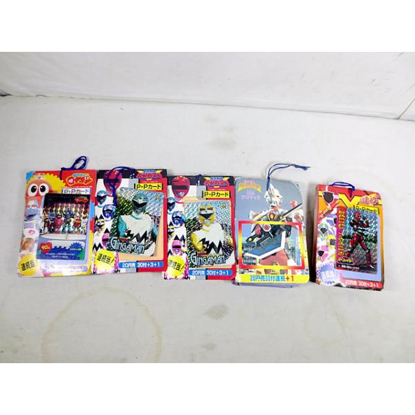 状態　未開封になりますが1部正面からカードが取れています。グリッドマンの正面カードございません。写真に写っているものが全てです。古いため保管時の小傷、汚れ等はご了承ください。管理番号 22853「※現品撮影ですのでこちらの商品をお届け致します」