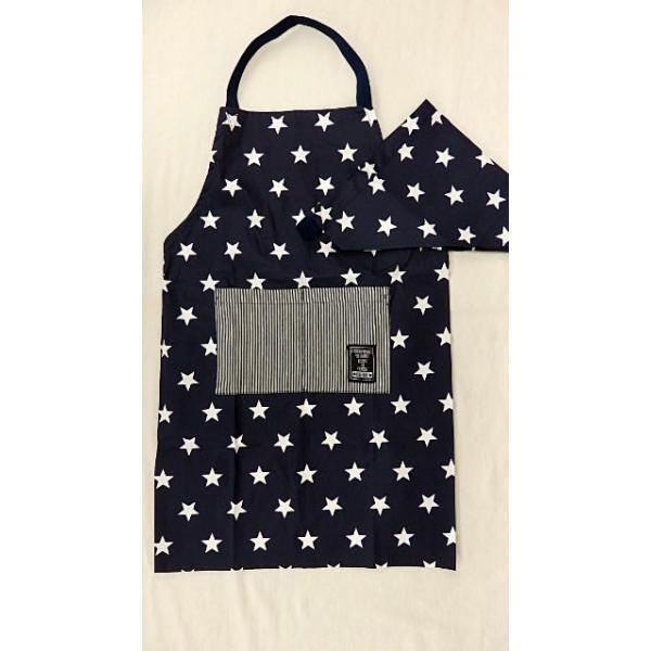 むーじょんじょん、ダディオダディでおなじみの丸高衣料ブランド　キッズフォーレのキッズエプロンです。首部、腰部はゴムひも仕様で、マジックテープで留めるデザイン。三角巾付き。●素材　本体部　綿１００％　●メーカーサイズ表示　Ｍサイズ（身長１００...