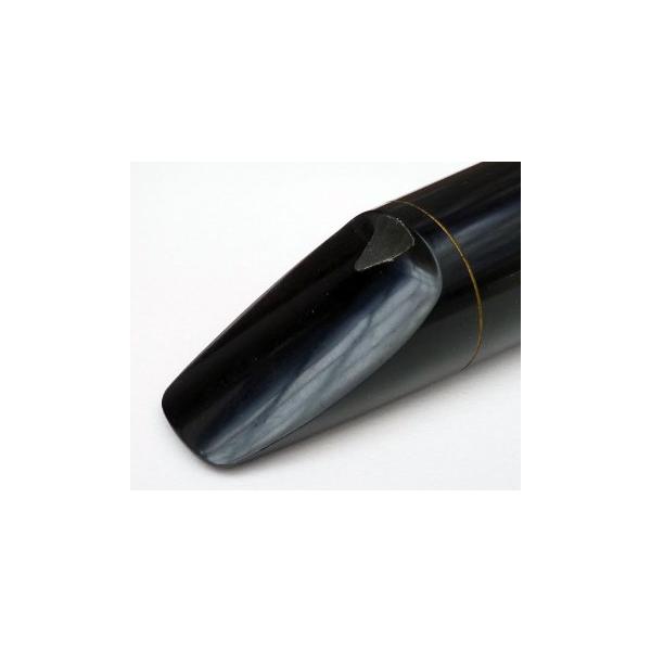 マウスピースのバッフルは、リードと対向関係にあり、協調して働くことが明らかとなってきました。つまり、バッフルはリードの形に似ているのがよく、後に向かってより厚さを増し、かつ立体性を高めると働きがよくなるという事です。マウスピースパッチをスロ...