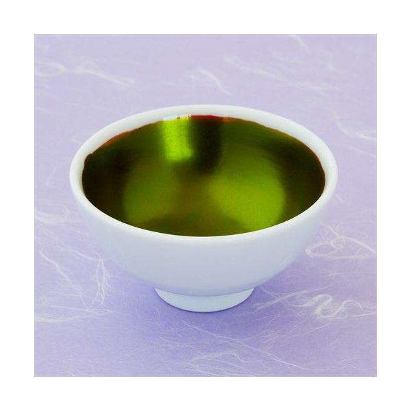 唇に塗ると血行を良くして、唇本来の色を美しくします。筆に含ませる水の量の加減で、淡いピンク、ローズ、真紅とさまざまな色が楽しめます。また、椿油などオイルを少し含ませて使うと、グロスのように艶やかに。美しい紅皿に筆をのせるのは、スティックタイ...