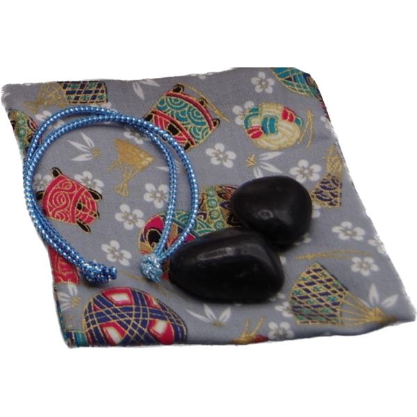 お食い初めセットに付属する歯形め石を、単品でも販売いたします。歯固め石は、巾着袋を男の子用（青）と、女の子用（赤）からお選びいただきます。