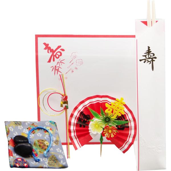 お食い初めの儀式をやりたくて、鯛や赤飯は準備したけれど、何か物足りない...　そんなあなたに、お食い初めをより豪華なものにするセットはいかがですか。（巾着の色を男の子用（青）と女の子用（赤）よりお選びいただけます。）【内容】●祝い箸　●敷物...