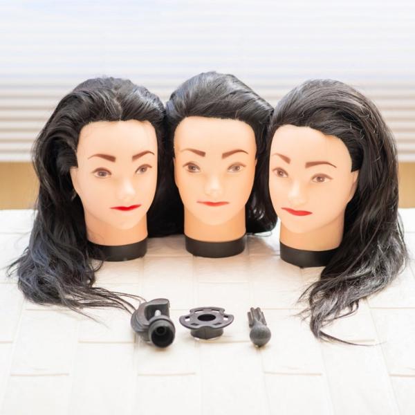 【高品質ウィッグ】高品質な原料を使用しているので、髪の密度も多く、人毛に限りなく近い感触で髪の太さも平均的な太さです。【お得な付属品】1個に一つテーブルなどに固定するクランプが付属されています。【国家試験対策】美容師を目指している方や腕を磨...