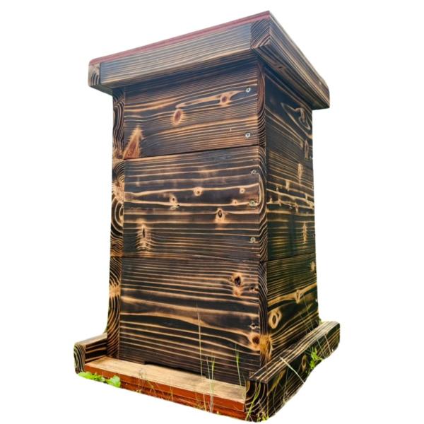 【特徴とこだわり】◆ 国産杉材使用で通気性・耐久性◎杉材は古くから養蜂に使われてきた人気素材。通気性と保温性のバランスに優れ、ミツバチにとって快適な環境を提供します。厚みのある木材を使用しており、耐久性も抜群です。◆ バーナー仕上げで防水・...