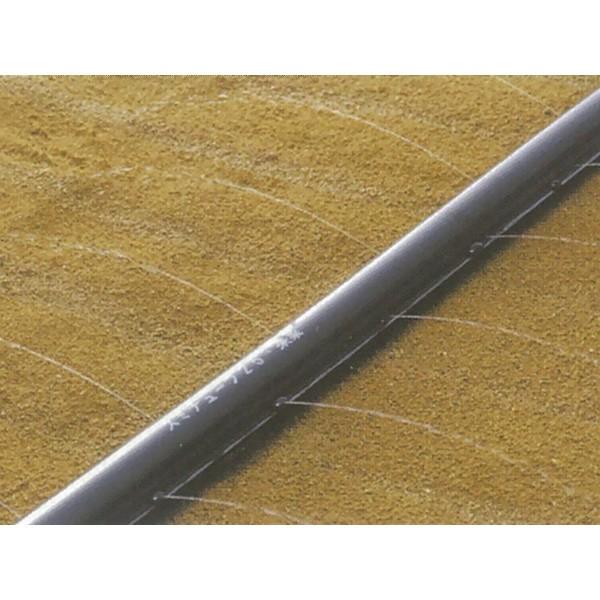 ■作物に合ったチューブ　作物によって、孔径、孔ピッチ、散水量などを変えた仕様をご用意しております。　■末端まで均一に散水　コンピュータで、長尺均一性、散水量、孔径、孔ピッチなどを製品設定。