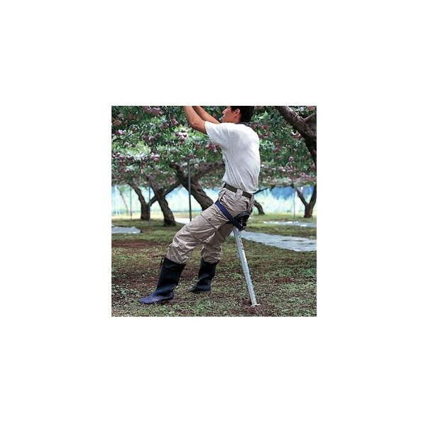 平棚仕立ての果樹園等で、中腰の疲れる作業を楽な姿勢で行うことができます。身長や作業に合わせ座面の高さが変えられます。調整範囲　座面高さ：65cm〜90cm製品重量：1.2kg