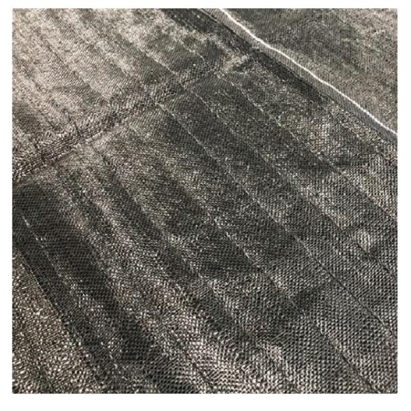 導電性ヤーンを織り込んだ電気柵用防草シートで電気柵の管理を補助し、漏電問題や電圧低下を解決！(1)電圧低下を軽減　導電ヤーンを織り込んだ防草シートが通電効率の減少を抑制し、電圧低下を軽減。(2)雑草繁茂の抑制で、漏電防止！　電気柵用防草シー...