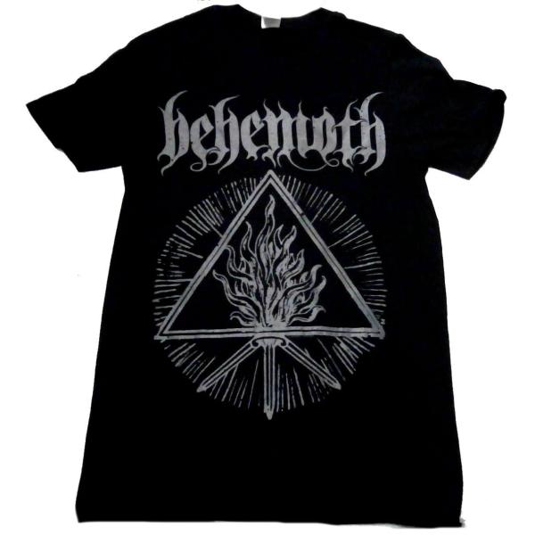 ポーランドのエクストリームメタル BEHEMOTHTシャツですイギリスの正規ショップからの輸入品です【サイズ詳細】Sサイズ　着丈68cm　身幅（脇下）44cmMサイズ　着丈71cm　身幅（脇下）48cmLサイズ　着丈77cm　身幅（脇下）5...