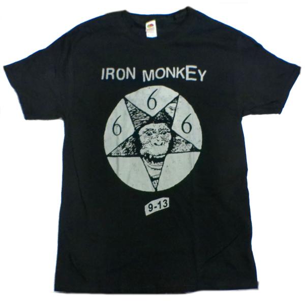 イギリスのスラッジメタルIRON MONKEY Tシャツですバックプリントはありませんアメリカの所属レーベルからの輸入品です【サイズ詳細】Sサイズ　着丈70cm　身幅(脇下)46cmMサイズ　着丈73cm　身幅（脇下）50cmLサイズ　着丈...