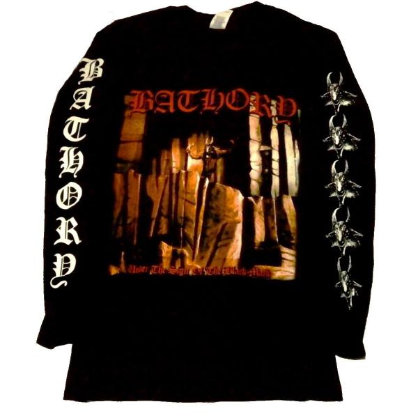 スウェーデンのエクストリームメタル BATHORY ロングスリーブシャツです。袖リブがないタイプのボディですUKのオフィシャルマーチショップからの輸入品です【サイズ詳細】Sサイズ　着丈70cm　身幅（脇下）44cmMサイズ　着丈73cm　身...