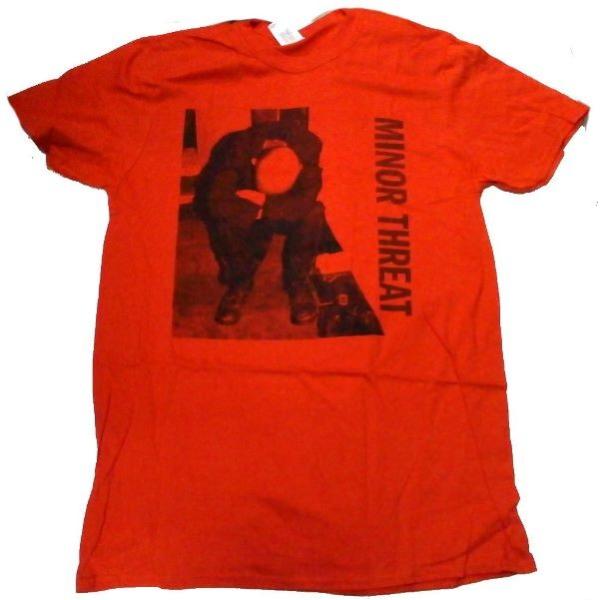 ワシントンD.Cのハードコアパンク「MINOR THREAT」Tシャツですバックプリントはありませんイギリスのオフィシャルショップからの輸入品です【サイズ詳細】Sサイズ　着丈70cm　身幅（脇下）46cmMサイズ　着丈73cm　身幅（脇下）...