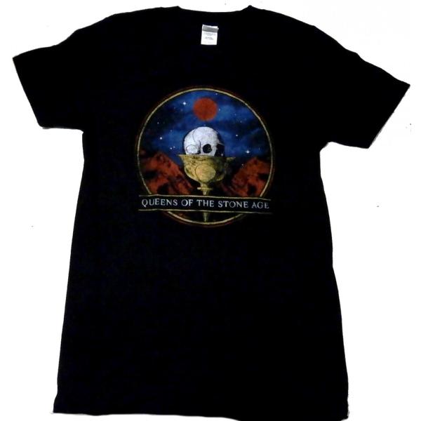 アメリカ/カルフォルニアのスト−ナーロック/ハードロックバンド QUEENS OF THE STONEAGE Tシャツです。バックプリントはありません。UKのオフィシャルマーチショップからの輸入品です【サイズ詳細】Sサイズ　着丈68cm　身...