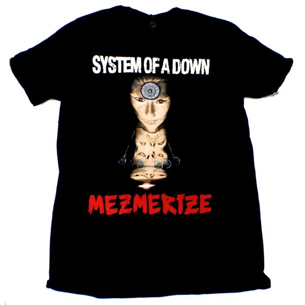 カルフォルニアのへヴィロックSYSTEM OF A DOWN Tシャツ ですバックプリントはありませんイギリスのオフィシャルショップからの輸入品です【サイズ詳細】Sサイズ　着丈69cm　身幅（脇下）45cmMサイズ　着丈73cm　身幅（脇下...