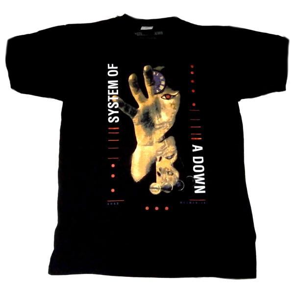 カルフォルニアのへヴィロックSYSTEM OF A DOWN Tシャツですバックプリントはありませんイギリスのオフィシャルショップからの輸入品です【サイズ詳細】Sサイズ　着丈68cm　身幅（脇下）50cmMサイズ　着丈71cm　身幅（脇下）...