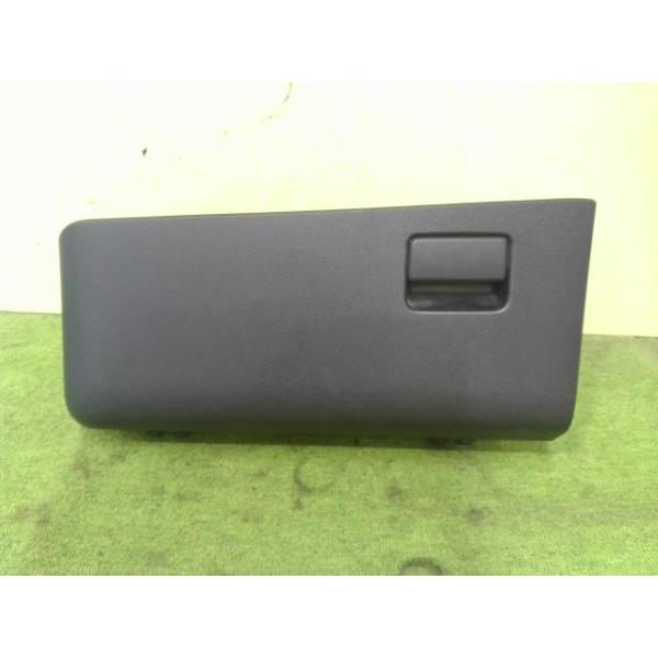 **** 商品説明を必ずご確認ください ****部品管理番号：000001097570210メーカー純正品番：55550-47140-C0部品名：グローブBOX部品区分：リサイクル品車名：プリウス車両タイプ名：5ドアハッチバック通称型式：Z...