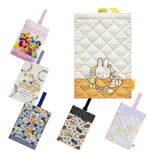 「入園入学アイテムの必需品！」柔らかなキルト地の「キルトシューズケース」の登場です。保育所・幼稚園・学校、お稽古事などで使えるキルト生地のシューズケース。持ち手をパーツに通すだけの簡単開閉タイプです!内側にはネームタグがついています。サイズ...