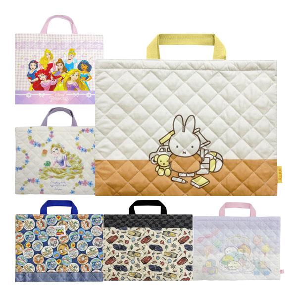 「入園入学アイテムの必需品！」柔らかなキルト地の「キルトレッスンバッグ」の登場です。保育所・幼稚園・学校、お稽古事などで使えるレッスンバッグ。お道具箱はすっぽり入ります。内側にはネームタグがついています。サイズ：約ヨコ41×タテ30cm素材...