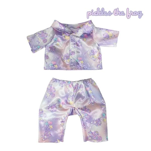 羽と王冠を身に付けたうるうるお目目が可愛らしいゆめかわシリーズの登場です。こちらは、「かえるのピクルス ピクルス ゆめかわ パジャマ」です。※ビーンドールは、別売りです。着用イメージになります。「カエルのピクルス」コレクションアイテムとして...