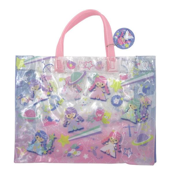 ビーチやプールで大活躍！とってもかわいいマチありビーチバッグの登場です。クリア素材で水にも強く、中身が見えるから小物を取り出す時とっても便利。マチが10cmあるので水着やタオルなどまとめてしっかり持ち運べます！サイズ：約H26×W34×D1...