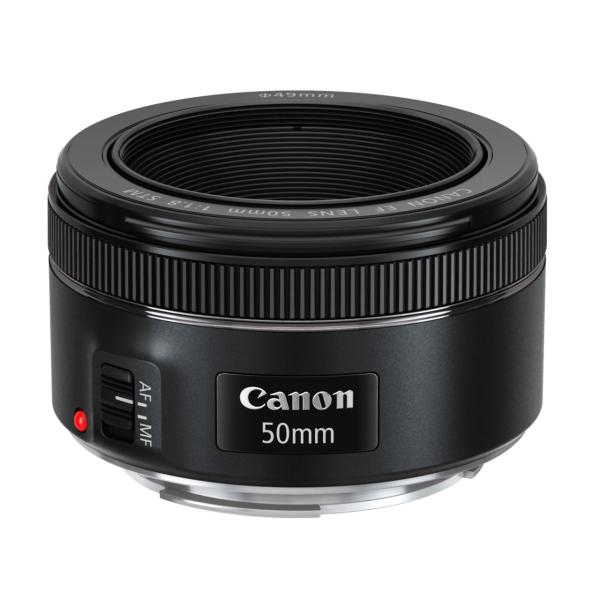 重量160gの軽量・コンパクトボディを採用した、F1.8の標準単焦点レンズ。「EF50mm F1.8 II」（1990年12月発売）の約25年ぶりの後継機で、「ステッピングモーター」を採用。静かなAF駆動を実現している。AFでの合焦後に、A...