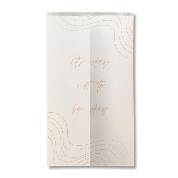 商品名：のれん 半間 暖簾 ピエゾ It's okay not to be okay 文字アート TNR-0402サイズ：W850×H1500mm素材：ピエゾ仕立て：上棒袋40mm