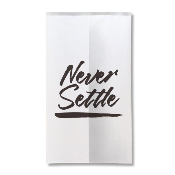 商品名：のれん 半間 暖簾 ピエゾ Never Settle 文字アート TNR-0407サイズ：W850×H1500mm素材：ピエゾ仕立て：上棒袋40mm
