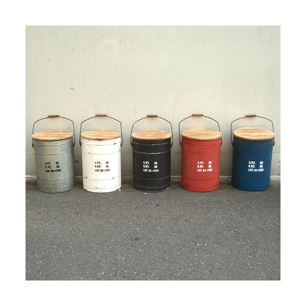 ドラム缶をイメージしたボックススツール。もちろん中は収納として使用できます。流行りのインテリアとも難なく馴染むオールド感が魅力。※こちらの製品はアンティーク調仕上げとなっております。色ムラ、サビや塗装が剥げたようなところがあるのは風合いを出...