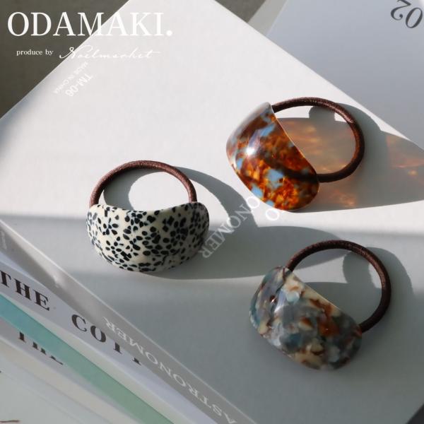 ふとした瞬間も絵になる、洗練マーブル。ラフに束ねた髪も、これひとつで“おしゃれ見え”を叶える魔法のヘアゴム。大人の余裕を感じさせる色合いで、ママ友ランチからお出かけまで幅広く活躍。[商品詳細]素材：アクリル樹脂、綿ゴムサイズ：パーツ：8×3...