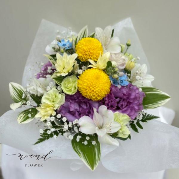 ころんと可愛いサイズ感のお供え、お悔やみフラワーアレンジメントです。飾るスペースが限られている場合でも、飾っていただきやすい大きさになります。【お花の色味につきまして】「日にちも経ってるので明るい色で作ってほしい」「白とグリーンに、黄色と青...