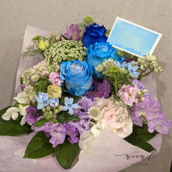 特別なシーンにぴったりのフラワーギフトです♪ブルーローズをメインに、その他ブルーローズを引き立てるお花たちを一緒に盛り込んでデザインしております。＊バラの本数は3本となります＊特殊な染料で着色されておりますので、葉っぱがちりちりとしておりま...