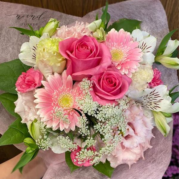 コロンと可愛いサイズ感のフラワーアレンジメントです。大きすぎず、飾っていただきやすいサイズ感♪お花の内容は【当店おまかせ】となります。新鮮で旬なお花をしっかり使ってご用意いたします＊ご用途に合わせてアレンジメントをおつくりしますので、ぜひご...