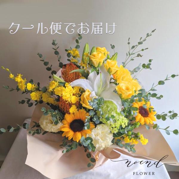 旬のお花　ヒマワリをメインにご用意するフラワーアレンジメントです。ひまわりを引き立てるお花やグリーンをあしらってご用意いたします。＊写真は一例です。入荷状況により使用するお花やグリーンは異なります。また、向日葵の品種指定はお受けできません。...