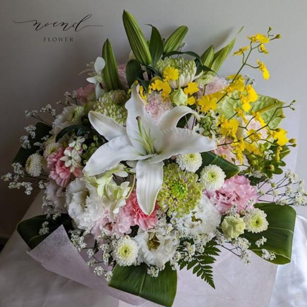 贈り物としてのお供え、お悔やみ花に人気のサイズ感です。法要法事でのお供え花としてもオススメのフラワーアレンジメントです。高さをあまり出さず、こんもりとしたフォルムでおつくりします。お花やグリーンをしっかり盛り込んでご用意致します。サイズ：高...