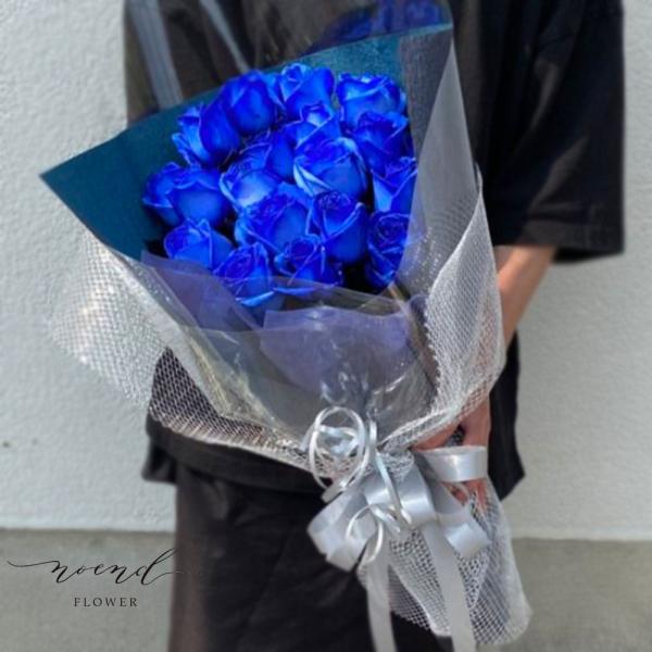 神秘的な青バラ２０本の花束です。特別なシーンにぴったりのフラワーギフト♪お誕生日や記念日、プロポーズなど様々なお祝いごとにおすすめです！☆特別なギフトにふさわしい豪華ラッピング☆ラッピングはその都度最適なものでご用意いたします。【無料サービ...