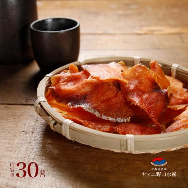 北海道のナラチップを使用。本格燻製の鮭とば。北海道産ナラ材を使用し、４８時間じっくり燻煙。伝統製法を知る限られた職人が素材からこだわり、時間をかけた究極の逸品。通常の燻煙商品では味わえない深みのがある味わいに仕上がっています。原材料名:鮭（...