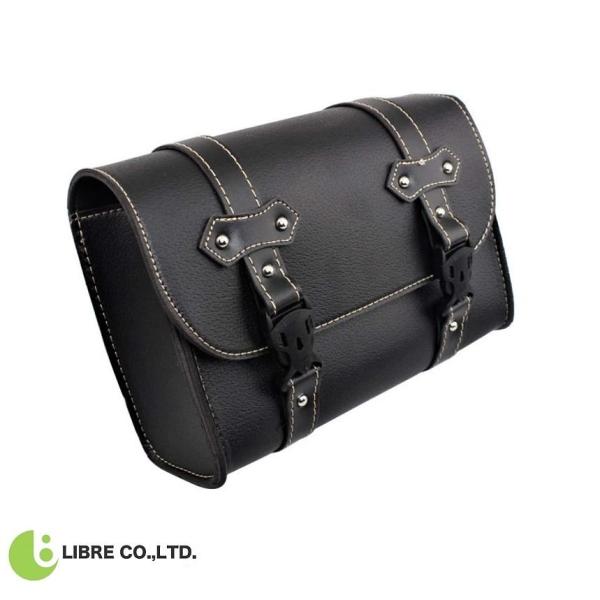 【本体サイズ】(約)高さ20cm×幅27cm×奥行き10.5cm付属ベルト2本、長さ(約)275mm【素材】PUレザー 防水【ご注意ください】隙間から大雨が流入する場合がございます防水性のないものは入れないでくださいステッチは綿糸ですので黄...
