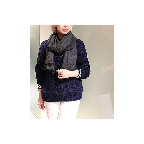 「JAYRAM EXPORT」からシンプルなデザインのウールスカーフが登場！大判のストールは何枚持っていても便利。ウール100%ですが、暑い季節は冷房対策に寒い季節は寒さ対策にと、季節を問わず活躍してくれます。薄手の生地なので鞄の中でかさば...