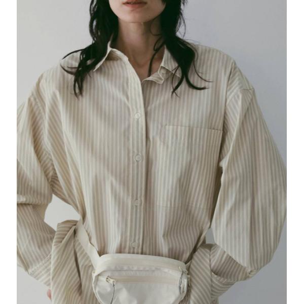 ◇Stripe Over Shirtsスタイリングのポイントになるストライプシャツ。オーバーなシルエットでラフに着ていただける一着。アイボリーはワントーン見えする3色の糸で織られたマルチストライプ。オレンジは2色のピンストライプに見えて、よ...