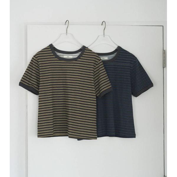 ◇Multi Border T-Shirts薄手のコットン素材を使用したボーダーTシャツ。程よくコンパクトなシルエットで、すっきりと着られる一枚です。ムラ感のあるプリントボーダーが、ヴィンテージライクな表情を演出。落ち着いた配色でシックにま...