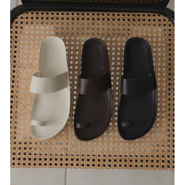 ◇Ecoleather Belt Sandals昨年も人気のリピートアイテム。程良いツヤ感が上品なエコレザーサンダル。甲のベルトと親指をホールドしてくれるベルトデザインがポイント。低過ぎないフラットソールで、歩きやすい履き心地の良さも魅力。...