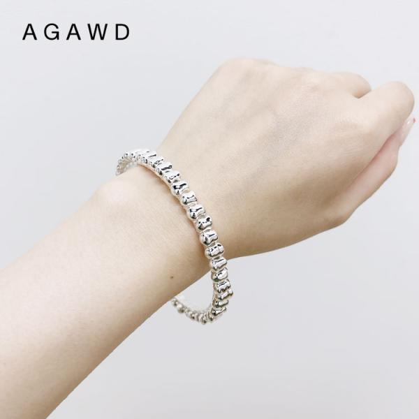 AgAwd「 Oblong Bangle 」品番 2402-911163淡水パールのような不揃いのシルエットがかわいいバングル。洗練された印象をプラスし、シルバーの高級感が大人っぽくこなれた雰囲気に。他のブレスレットとのレイヤードもおすすめ...